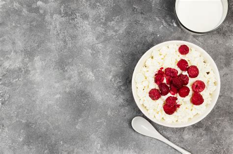 냉동된 딸기와 우유 빛 바탕에 유리에서 그릇에 코 티 지 치즈 보기 상위 공간을 복사 합니다 음식 배경 0명에 대한 스톡 사진 및 기타 이미지 Istock