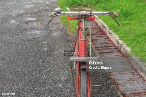 빨간 자전거 클래식 빈티지 복사 공간도 이전에 텍스트 추가 개념에 대한 스톡 사진 및 기타 이미지 개념 거리 건물 외관 Istock