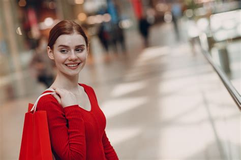 쇼핑몰에서 종이 빨간 가방을 가진 젊은 여성 블랙 프라이데이와 발렌타인 데이 컨셉 20 24세에 대한 스톡 사진 및 기타 이미지 20 24세 가방 고객 Istock