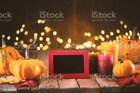 조명된 배경에 호박과 인사말 카드와 소박한 나무 테이블이 있는 추수감사절 장식 0명에 대한 스톡 사진 및 기타 이미지 0명 10월 11월 Istock