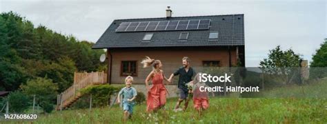 태양 전지판으로 집 근처에서 달리는 행복한 가족 대체 에너지 자원 절약 및 지속 가능한 라이프 스타일 개념 가족에 대한 스톡 사진 및 기타 이미지 Istock