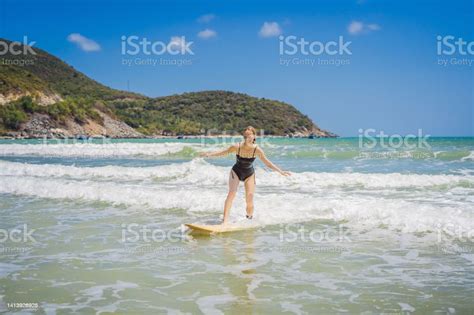 아름다운 젊은 여자가 파도를 타고 푸른 하늘 구름과 투명 한 파도의 배경에 서핑 스포티 서퍼 여자 야외 활동 30 34세에 대한 스톡 사진 및 기타 이미지 Istock