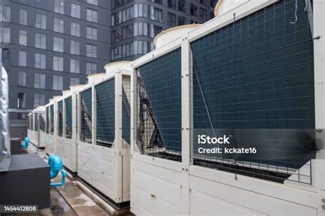 옥상 건물에 설치된 에어컨 압축기 산업용 에어컨 장치 지붕에 산업용 에어컨 및 환기 시스템 데이터 센터 건물의 냉각탑 건축물에 대한 스톡 사진 및 기타 이미지 Istock