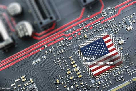 마더보드의 프로세서 Cpu 중앙 처리 장치 또는 Gpu 마이크로칩에 있는 미국 국기입니다 의회는 국내 반도체 제조 연구 및