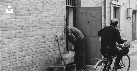 자전거를 탄 사람 옆에 자전거를 탄 사람 사진 Unsplash의 무료 둥쓰 지구 이미지