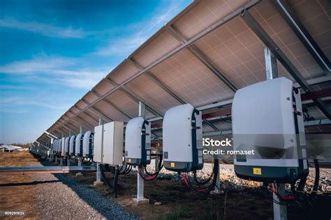 태양 전지 패널의 다시 보기입니다 대체에 직접 전류를 변환 하는 인버터 역변환 장치에 대한 스톡 사진 및 기타 이미지 역변환 장치 태양 에너지 태양 하늘 Istock
