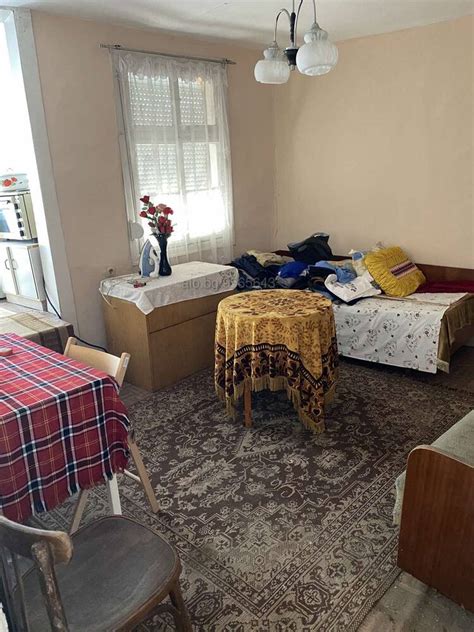 Сливен Едноетажна къща в Център Едноетажна къща 61 кв м РЗП 267 кв м двор Къщи Вили Център С