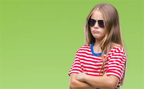 격리 된 배경 의심 및 긴장 Disapproving 식 교차 팔과 얼굴에 선글라스를 쓰고 젊은 아름 다운 소녀 부정적인 사람입니다 감정에 대한 스톡 사진 및 기타 이미지