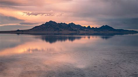 Обои на рабочий стол Вода Природа Горы Лодка Горизонт Озеро скачать картинку на ПК