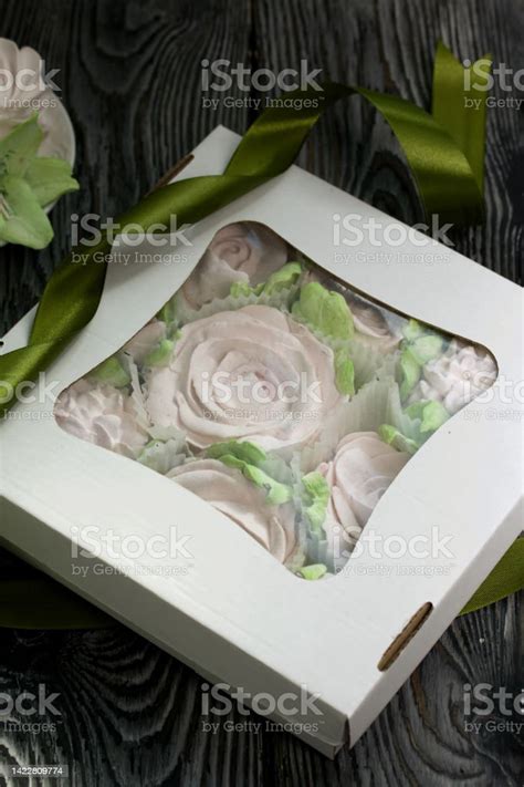 제퍼 꽃 골판지 상자에 Zephyr 마시멜로 샘플 근처 상자를 묶기 위한 테이프입니다 소나무 판에 0명에 대한 스톡 사진 및 기타 이미지 Istock