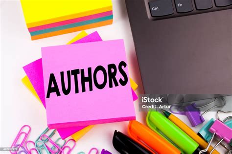 노트북 마커 펜 주위 사무실에서 저자를 표시 하는 텍스트를 작성 Word 메시지 텍스트 타이 포 그래피 워크숍 흰색 배경 복사 공간에 대 한 비즈니스 개념 개념에 대한 스톡