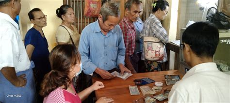 ကော့ကရိတ်မြို့ မြန်မာ့စီးပွားရေးဘဏ်၌ အငြိမ်းစားဝန်ထမ်းများ၏ ပင်စင်လစာများကို ဆက်လက်ထုတ်ပေး