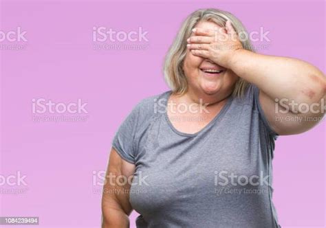 놀람에 대 한 눈을 덮고 얼굴에 손으로 웃 고 웃 고 고립 된 배경 위에 백인 여자 수석 더하기 크기 눈 먼 개념입니다 가리기에 대한 스톡 사진 및 기타 이미지 Istock