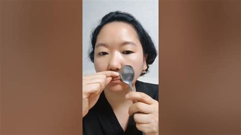 숟가락으로 피부에 가벼운 자극을 줘서 피부 탱탱~콜라겐 뿜뿜 5분 동안 윤곽 셀프마사지입니다 ️오늘부터 부지런히 자기전에 숟가락 동안 마사지 꼭 하고 모두 이뻐지세요 ️