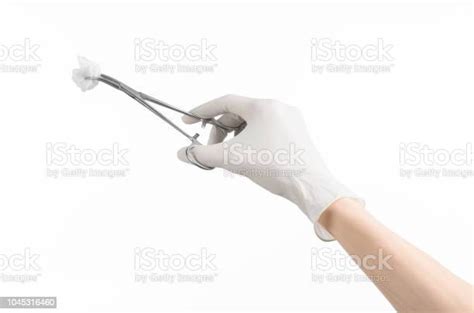 수술 및 약 주제 스튜디오에서 흰색 배경에 고립 된 면봉으로 수술 클램프를 들고 흰 장갑에 의사의 손을 간호사에 대한 스톡 사진 및 기타 이미지 Istock