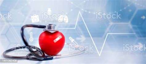 건강 보험 의사 청진기 및 붉은 심장 체크 심장 건강 관리 흰색 배경에 심장을 검사하는 악기와 개념 청진기 고립 된 운동을 나타냅니다 청진기에 대한 스톡 사진 및 기타