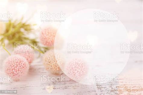 발렌타인 데이 어머니 또는 여성의 날을 위한 꽃 조성 물 오래 된 흰색 나무 바탕에 분홍색 꽃입니다 8에 대한 스톡 사진 및 기타 이미지 Istock