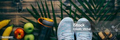 활성 건강 한 피트 니스 및 운동 라이프 스타일 개념 스포츠 장비 및 나무 배경에 신선한 식품의 평면도 웹 배너입니다 과일에 대한 스톡 사진 및 기타 이미지 Istock