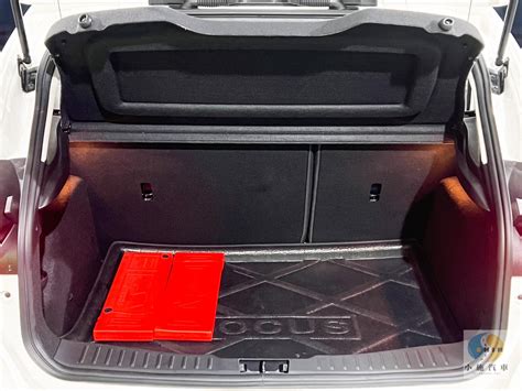 2016 Ford Focus 5d Ecoboost 180汽油頂級運動型 15 自排 白 小施汽車商行