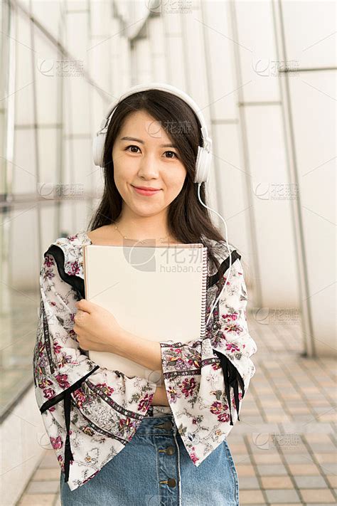 图书馆里的亚洲女孩