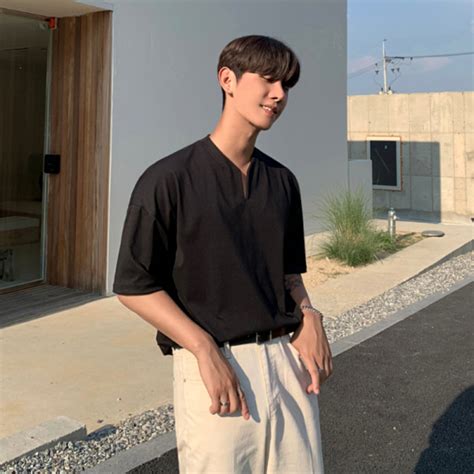 เสื้อผ้าแฟชั่น เสื้อผ้าแฟชั่นชาย เสื้อผ้าผู้ชาย เสื้อยืด รองเท้าผู้ชาย Inspired By