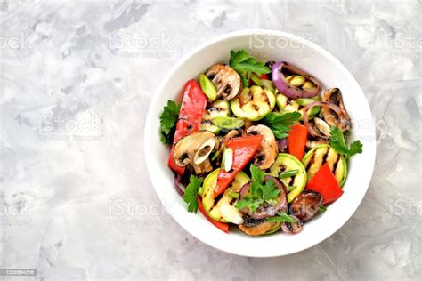 구운된 야채호박 포토 벨로 버섯 고추 붉은 양파 파 마늘 올리브 오일 와인 식초 바다 소금과 파 슬 리 건강 한 음식입니다 0