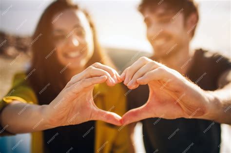Viajes Turismo La Pareja Hace Un Corazón Con Las Dos Manos La Pareja