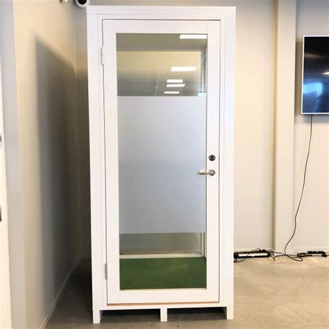 Begagnat Tyst Rum I Glas Och Trä I Vitt Stilrent