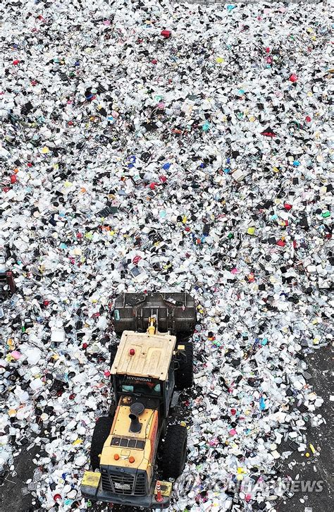 가득 쌓인 플라스틱 쓰레기 연합뉴스