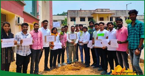 डॉ श्यामा प्रसाद मुखर्जी विश्वविद्यालय के कुलपति और कुलसचिव ने छात्रों