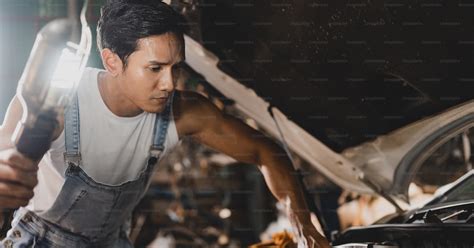 자동차 정비소에서 자동차를 정비 또는 수리하는 자동차 작업을 갖는 정비사 정비사 및 자동차 엔진 서비스 검사 기술자에 대한 정비사 작업 및 점검 비즈니스 산업용 자동차