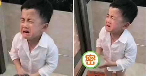 寶寶幫爸爸「搓澡」被怒斥趕出去後痛哭，看清娃手裡的東西，網友爆笑：父子有多大仇紅色
