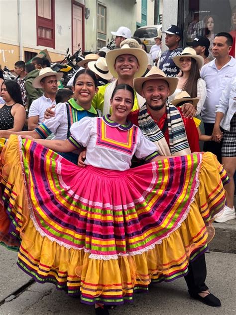 3월 거리 거리 공연 공개 이벤트 공연 그룹 길거리 축제 남아메리카 다채로운 댄서 댄스 라틴 아메리카 문화 문화 드레스 문화 유산 문화적 문화적