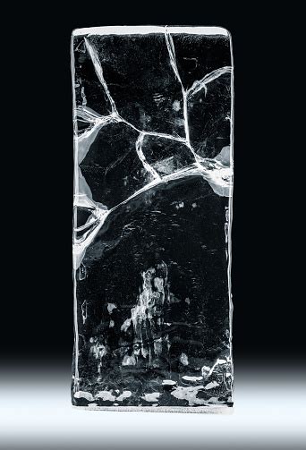 검은 색 배경에 고립 된 균열이있는 직사각형 얼음 블록 클리핑 경로가 포함되어 있습니다 얼음에 대한 스톡 사진 및 기타 이미지 얼음 검은색 검정색 배경 Istock