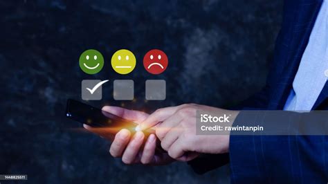 행복한 미소 얼굴 아이콘을 선택하는 사업가 피드백 평가 및 긍정적 인 고객 리뷰 경험 만족도 조사 정신 건강 평가 세계 정신 건강의 날 개념 World Mental