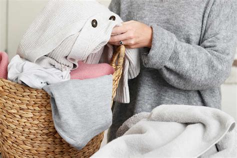 Reduce And Remove Lint From Clothes And Upholstery
