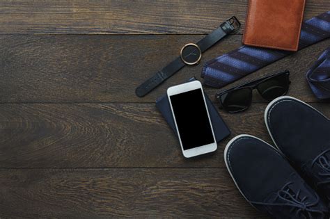 여행 및 기술 배경 개념에 대 한 액세서리의 상위 볼 수 있습니다 현대 시골풍 테이블 홈 오피스에 다양 한 필수 항목의 혼합 필요한 개체 성인 또는 십 대 고 휴가 여행