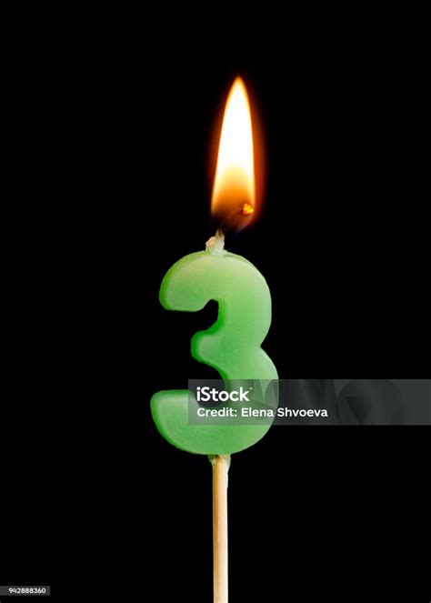 검은 배경에 고립 된 케이크에 대 한 3 숫자 의 형태로 레코딩 촛불 축 하 하는 생일 기념일 중요 한 날짜 휴일 테이블 설정 케이크 장식의 개념 가득 찬에 대한 스톡 사진