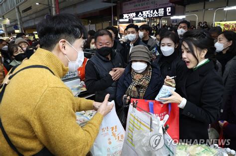 대구 서문시장에서 어묵구매 김건희 여사 연합뉴스