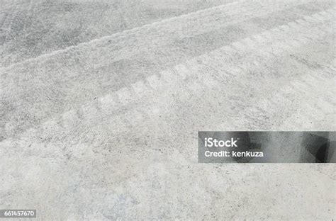 타이어와 표면 콘크리트 바닥 근접 촬영 추적 질감된 배경 바퀴 자국에 대한 스톡 사진 및 기타 이미지 바퀴 자국 시멘트 콘크리트 Istock