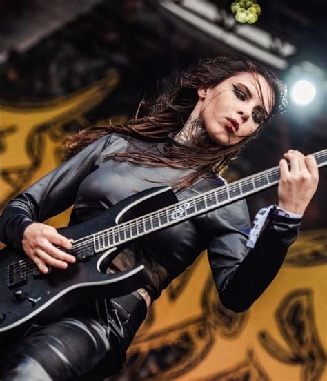 Fernanda Lira Cantante De La Famosa Banda Metalera Crypta Hay Tablita