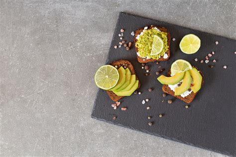 아보카도와 크림 치즈 곡물 빵과 샌드위치 어두운 회색 배경 평면도 복사 공간에 토스트 빵에 아보카도 슬라이스 건강한 생활방식에 대한 스톡 사진 및 기타 이미지 Istock