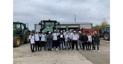 Ученици от ПГСС гр Чирпан се запознаха със стопанство модернизирано по ПРСР Български Фермер