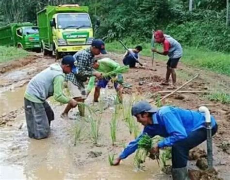Potret Absurd Jalan Rusak Ini Bikin Ngelus Dada