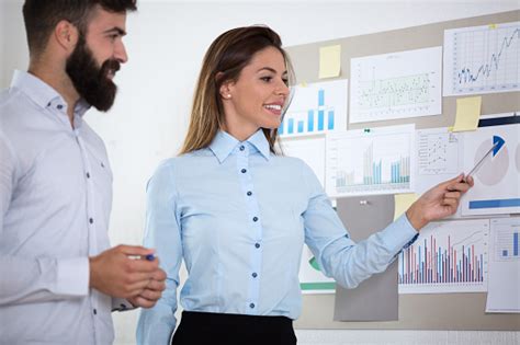 비즈니스 여자 투자 컨설턴트 분석 회사 노트북에 문서 작업 보고서 대차 대조표 문 인감 분석 보기에 대한 스톡 사진 및 기타 이미지 분석 보기 시장 소매점 Staff