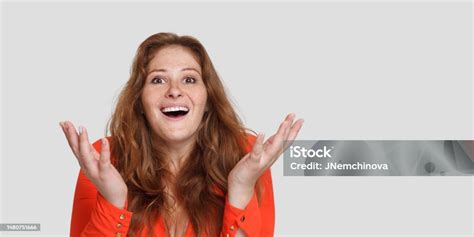 하얀 스튜디오 배경에서 카메라를 보고 있는 입을 벌린 놀란 매력적인 빨간 머리 여자 놀라움에 대한 스톡 사진 및 기타 이미지 놀라움 사람 얼굴 자연미 아름다운 사람들