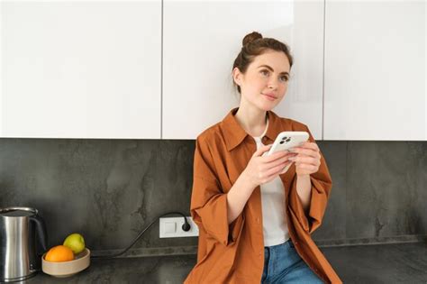 Bild Einer Jungen Frau Mit Smartphone Die Mit Einem Nachdenklichen