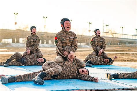 武警新疆总队某支队特战分队组织官兵开展擒敌术训练 中国军网