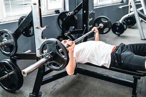 무거운 운동을하는 근육 남자 벤치 프레스에 근육을 펌핑 운동 남자 25 29세에 대한 스톡 사진 및 기타 이미지 25 29세 강사 건강관리와 의술 Istock