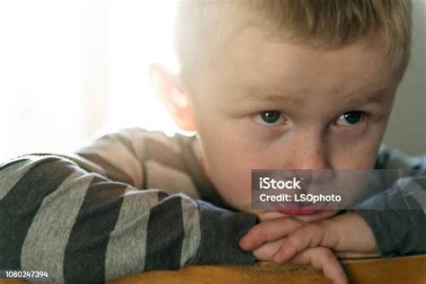 화가 문제 아이 왕 따 우울증 스트레스에 대 한 개념을의 자에 앉아 감정에 대한 스톡 사진 및 기타 이미지 감정 고독 개념 고독 부정적인 감정 표현 Istock